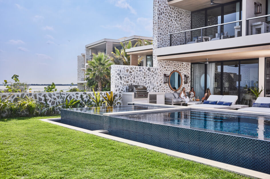 Sol: Five Bedroom Oceanfront Casa with Pool - Susurros del Corazón